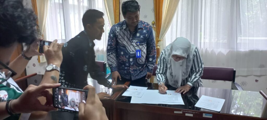PRODI PENDIDIKAN SEJARAH FKIP UNS TEKEN IMPLEMENTATION AGREEMENT DENGAN ...